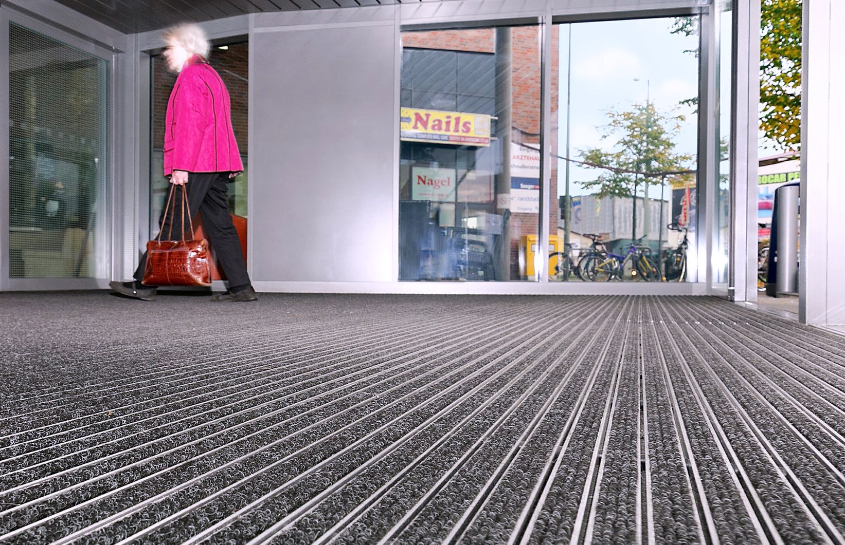 SUPERMARKETS & RETAIL OUTLETS ENTRANCE MATTING - GEGGUS Entrance Matting UK
